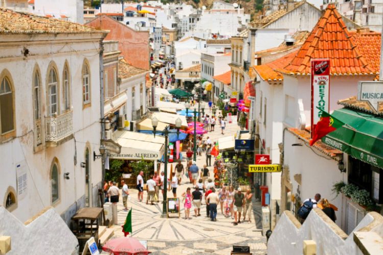 Albufeira em Portugal, a cidade que encanta no Algarve